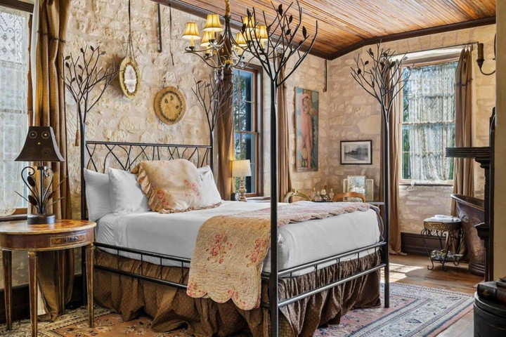 Romantic 1br Suite On Main Street - Prime Location - Fredericksburg, TX
