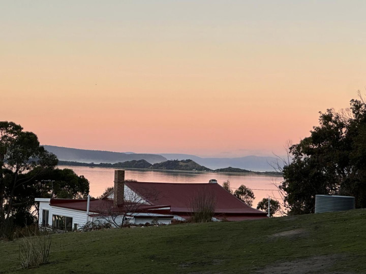 Wylah Cottage For A Peaceful Bruny Island Escape With Water Views, Fireplace & Wallabies - Bruny Island