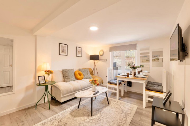 Large One Bedroom Apartments Southsea Sleeps 3 - Free Parking - Havant