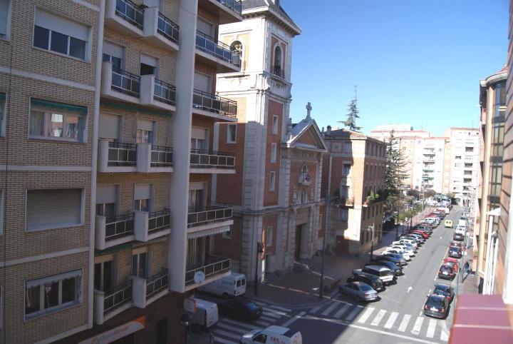 Cálfred Junto A Parque Gallarza - Lardero