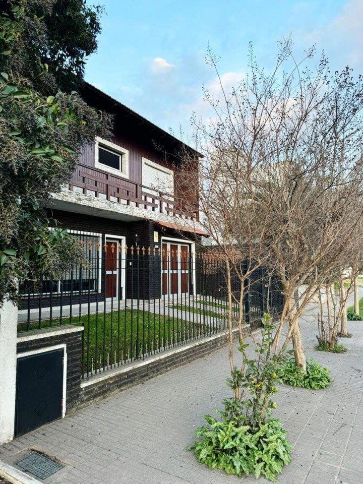Casa Zona Residencial , Pileta, Garage Doble Y Quincho Con Parrilla - Azul
