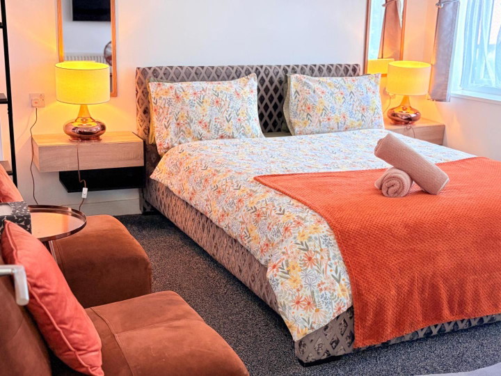 Luton Lodge - Ideal For Short Stay , 5 Mints Drive To Luton Airport , Train Station, Town Centre , Free Street Parking - Bedfordshire
