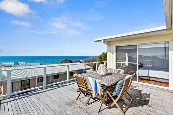 Marengo Beach House - Superb Views, Walk To Beach - Apollo Bay