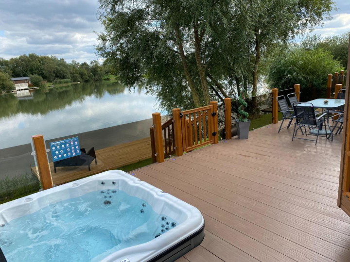 Indulgence Lakeside Lodge I2 With Hot Tub, Private Fishing Peg Situated At Tattershall Lakes Country Park - Woodhall Spa