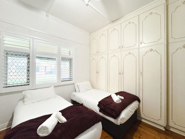 Charming Old Bungalow House With 14 Beds - Blackwood