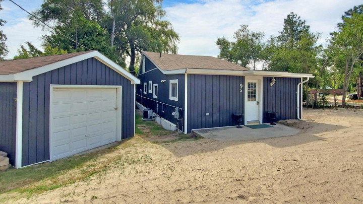 Wasaga Beach 1 - Walk To Main Beach - Riverfront - Sleeps 10 - 95 Mosley St - Wasaga Beach