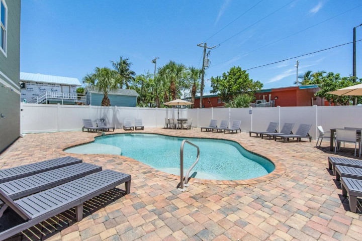 2633 Coconut Sunsets B- 4br With Pool & Steps To Beach - Bonita Springs, FL