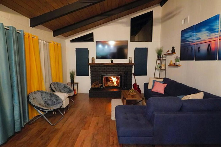 Beautiful Renovated Cozy Forest Home With Hot Tub In Crestline - Crestline, CA