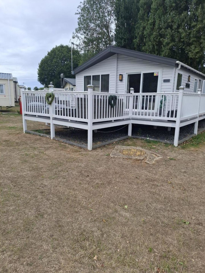 6 Berth Lodge With Full-wrap Decking At Weeley Bridge Holiday Park Ref 69001p - Suffolk