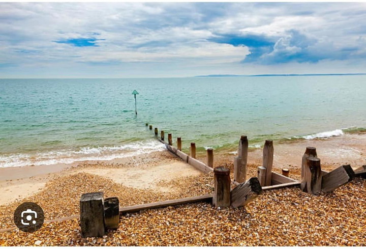 Spacious 2-bed Seafront Apartment I Sea Views I Free Parking I Sleeps 6 - Emsworth