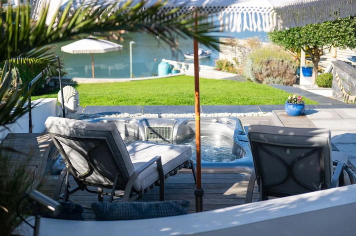Luxurious One Bedroom Apartment With Water Views - Kingsbridge