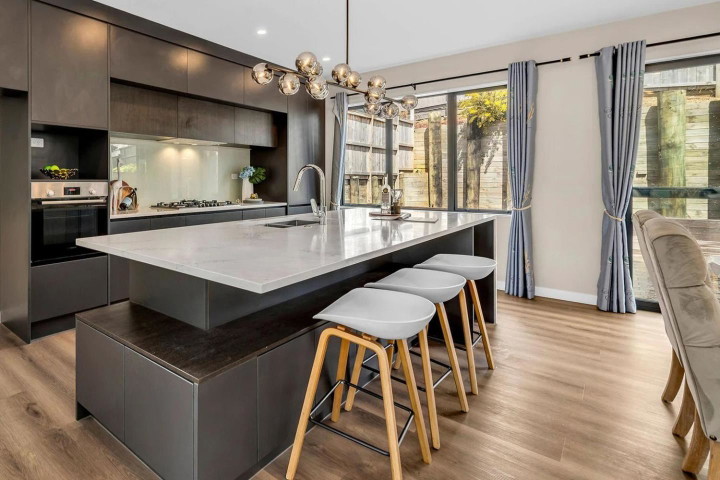 Alluvial New Build - Huge Backyard & Deck, 6 Baths - Beachlands
