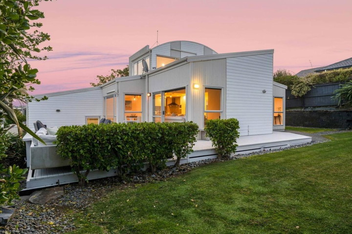Orewa Beach Family Haven With Spa Pool - Deck - Riverhead