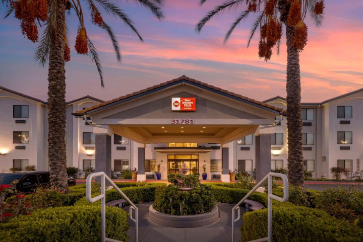 Best Western Plus Lake Elsinore Inn & Suites - Lake Elsinore, CA