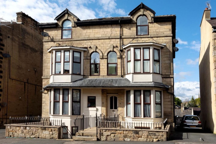 2 Bedroom - Garden Apartment, With Parking - Harrogate