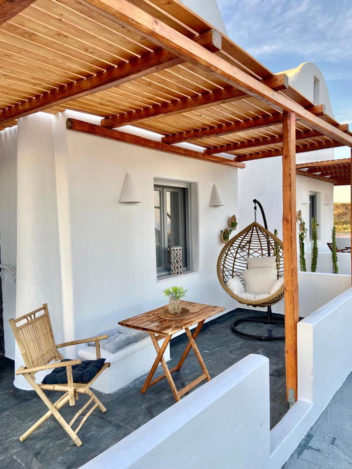 Aeron Suites - Santorini