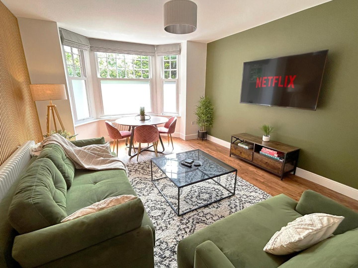 1 Bed & 1 Sofa Bed Alpine Style Ground Floor Apartment - Yeovil