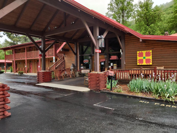 Smoky Falls Lodge - Maggie Valley, NC