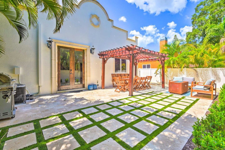 Sunny Sarasota Abode W/ Yard ~ 1 Mi To Dtwn! - Sarasota, FL
