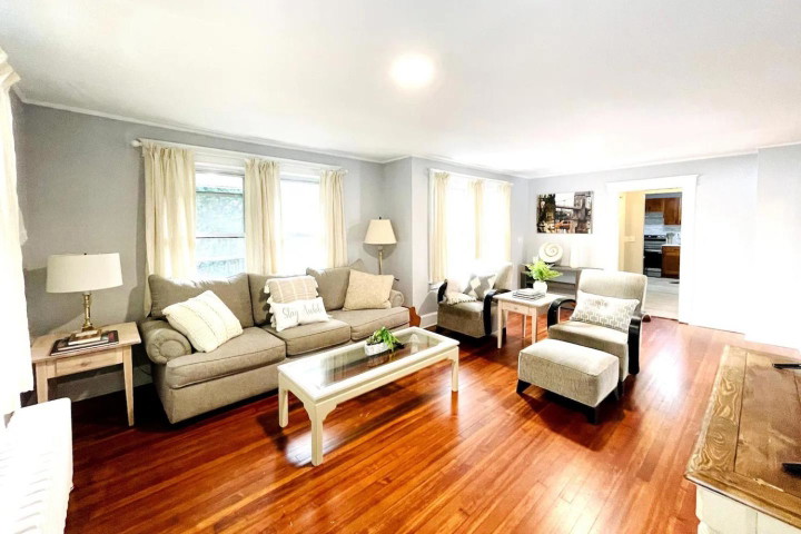 Modern Home Off I-95 Perfect For Families & Business Stay With Ample Parking - Bedford, NY