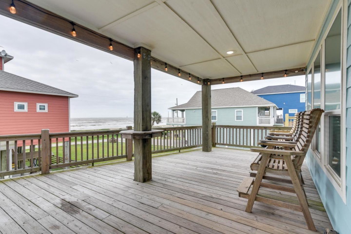 Luxe Crystal Beach Retreat W/ Views! Walk To Shore - Crystal Beach, TX