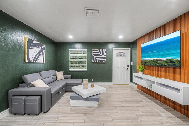 East Boca Oasis With Huge Yard Hot Tub Fire Pit And Games - Delray Beach, FL