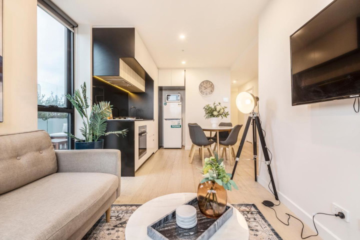 Little French Apartment With Wrap-around Balcony - St Kilda