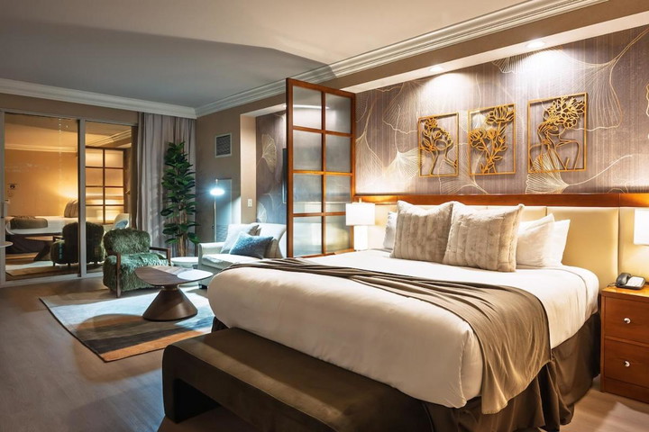 Remodeled High Floor Strip View Suite With Balcony - The LINQ Hotel + Experience