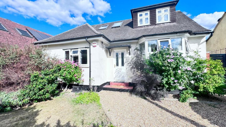 The Bush Residence, Shepperton - Two Ground Floor Guest Bedrooms - Twickenham