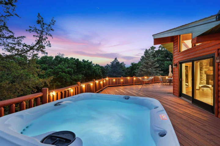 Private Cabin Retreat With Sauna & Hot Tub - Galena, IL