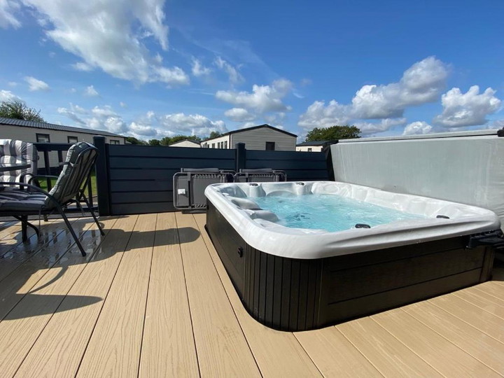 Puddleducks, Dog Friendly Hot Tub Lodge - Somerford Keynes