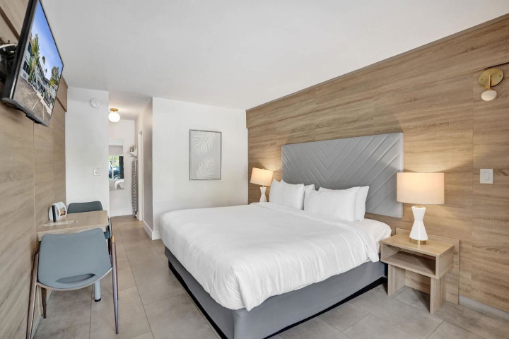 The Botanica King Suite - Lauderdale-by-the-Sea, FL