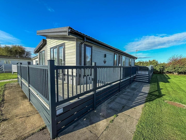 Stunning Lodge With Decking Nearby Hunstanton Beach, Sleeps 6 Ref 23215k - Norfolk