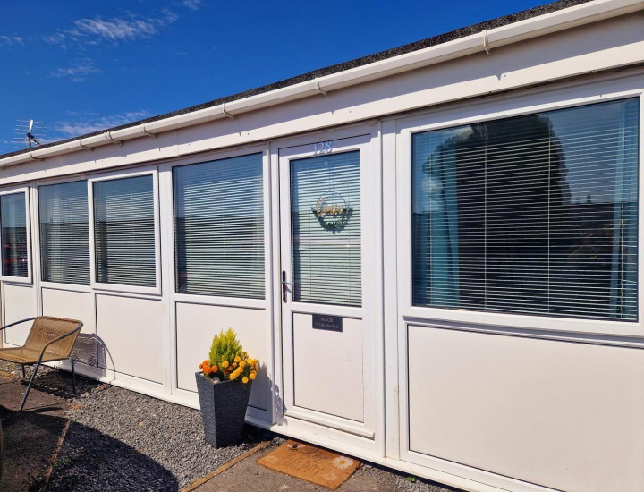 Chalet Ty Lilli Wen -Sleep 6- Pet Friendly - Llansteffan