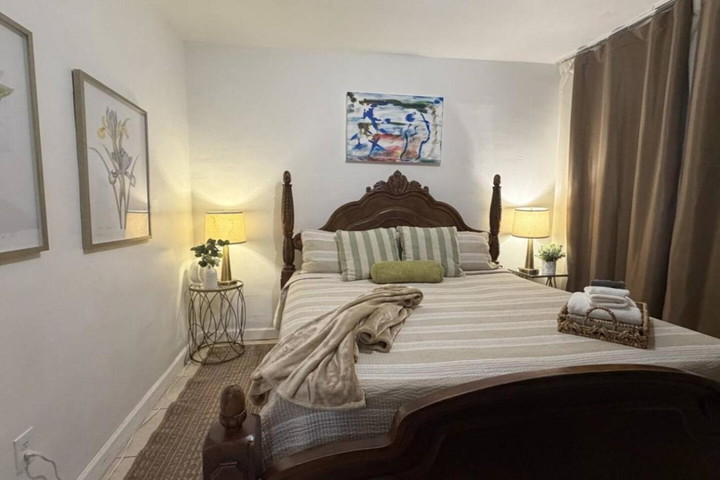 Suarez Art Stay Buena Vista Private Rooms, Free Parking - Coral Gables, FL