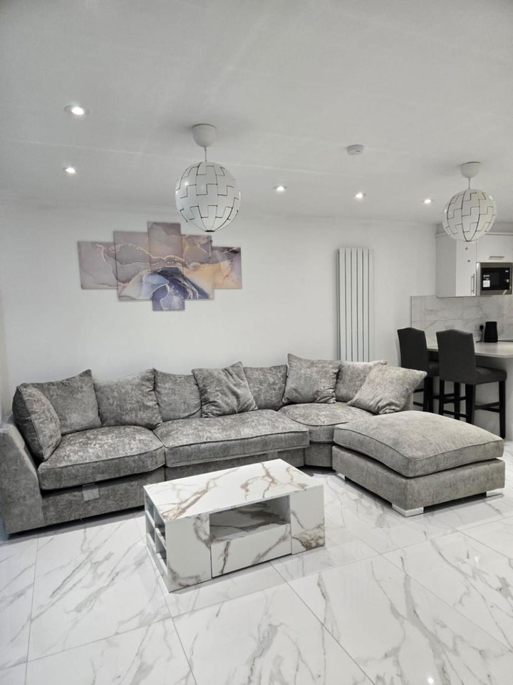 A Stylish 3 Bedroom House Or Apartment In Greenhithe - Available For Booking As Individual Room Or As A Whole Apartment - 11mins Walk To Greenhithe Train Station, 7 Mins Drive To Bluewater Shopping Mall - Dartford
