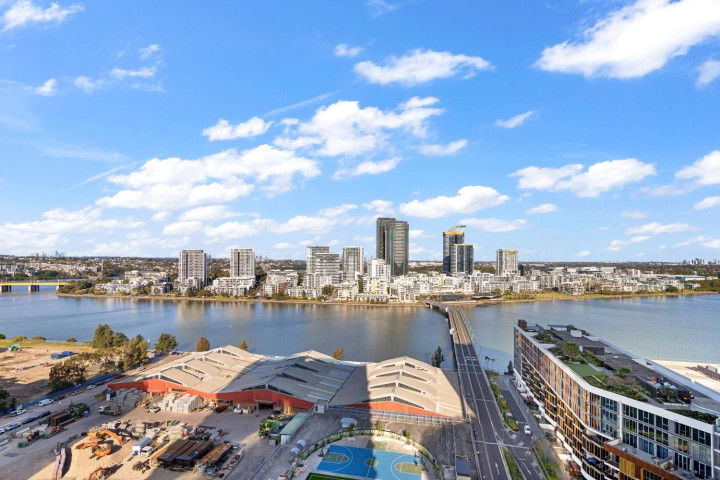 3br Heart Of Wentworth Point With Views - Castle Hill