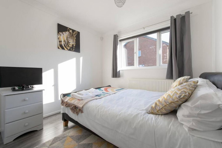 Modern 1 Bed Maisonette, Contractor Friendly, Near Airport, Town Centre And Train Station - Buckinghamshire