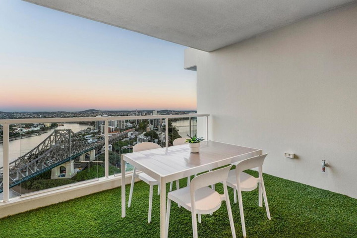 Penthouse Style - Story Bridge Views - Sleeps 8 - Baby Friendly - Windsor, Australia