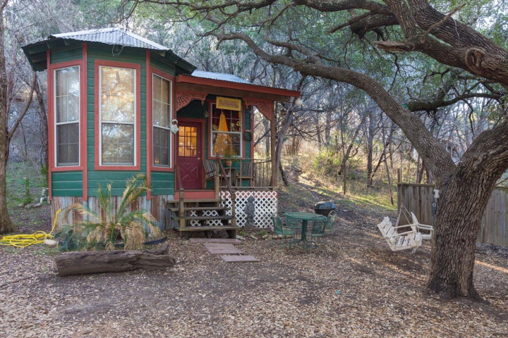 The Victorian Cottage At Creekside Camp & Cabins - Spicewood, TX