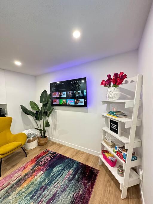 Stylish & Modern 2 Bedroom Suite - Regina