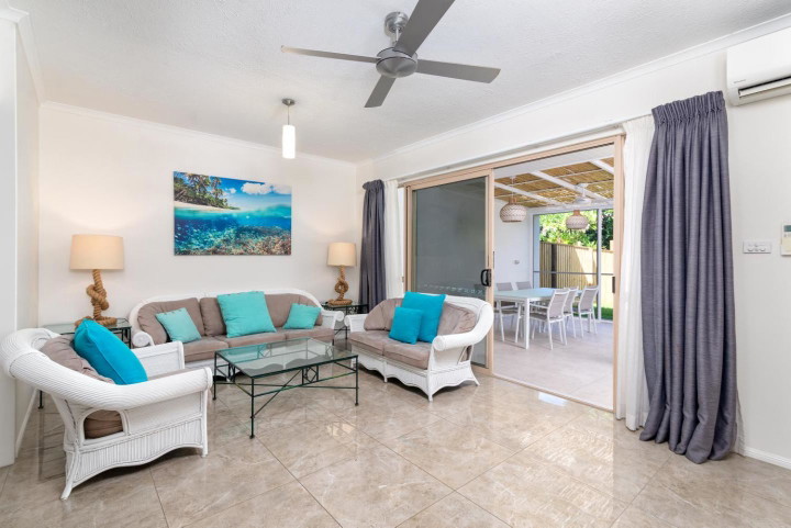Seascape Holidays At Reef Terraces On St Crispins - Mossman