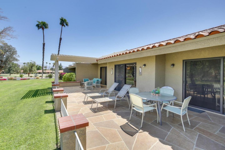 Golf Course View & Pool Access: Palm Desert Condo - California