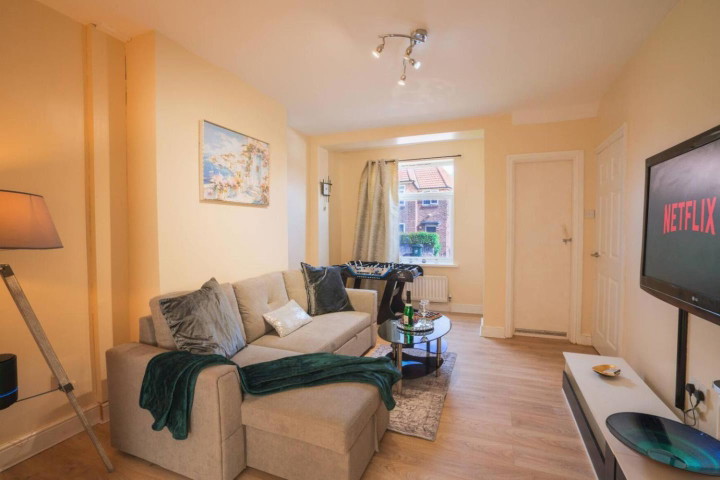 Large 3 Bed, Driveway Parking & Sleeps 10, Close To Newcastle Stadium And City Centre By Stay Aura Holiday Lets - Gosforth