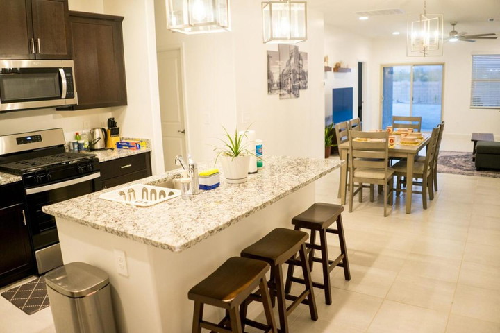 Spacious 3br Home - Pool, Playground, Ev Station L2, Near Freeway, Free Parking - Tucson, AZ