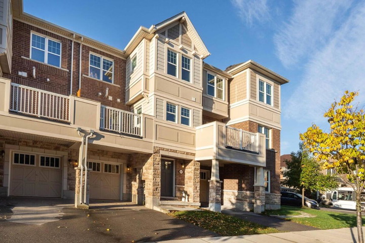 Opulent Chic Town Home In The Heart Of Oakville - Oakville