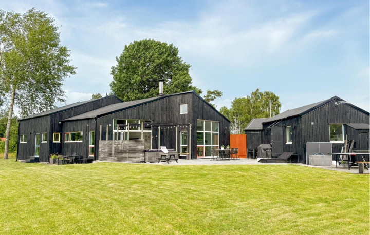Gorgeous Home In Gråbo With Sauna - Gothenburg