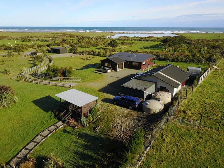Koru Beachfront Holiday Cabins & Hot Tub - West Coast