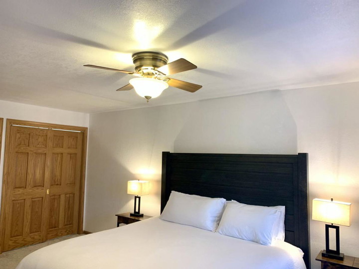 Bridge Inn Tomahawk - Suite 101, Kitchen, 1 Kind Size Bed, 2 Futons, Walkout, River View - ウィスコンシン州