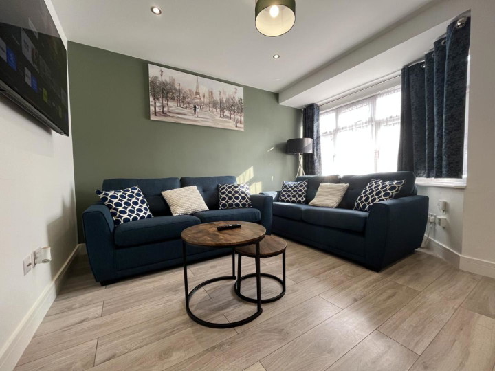 Deluxe 4 Bedroom House With Free Parking - Bracknell
